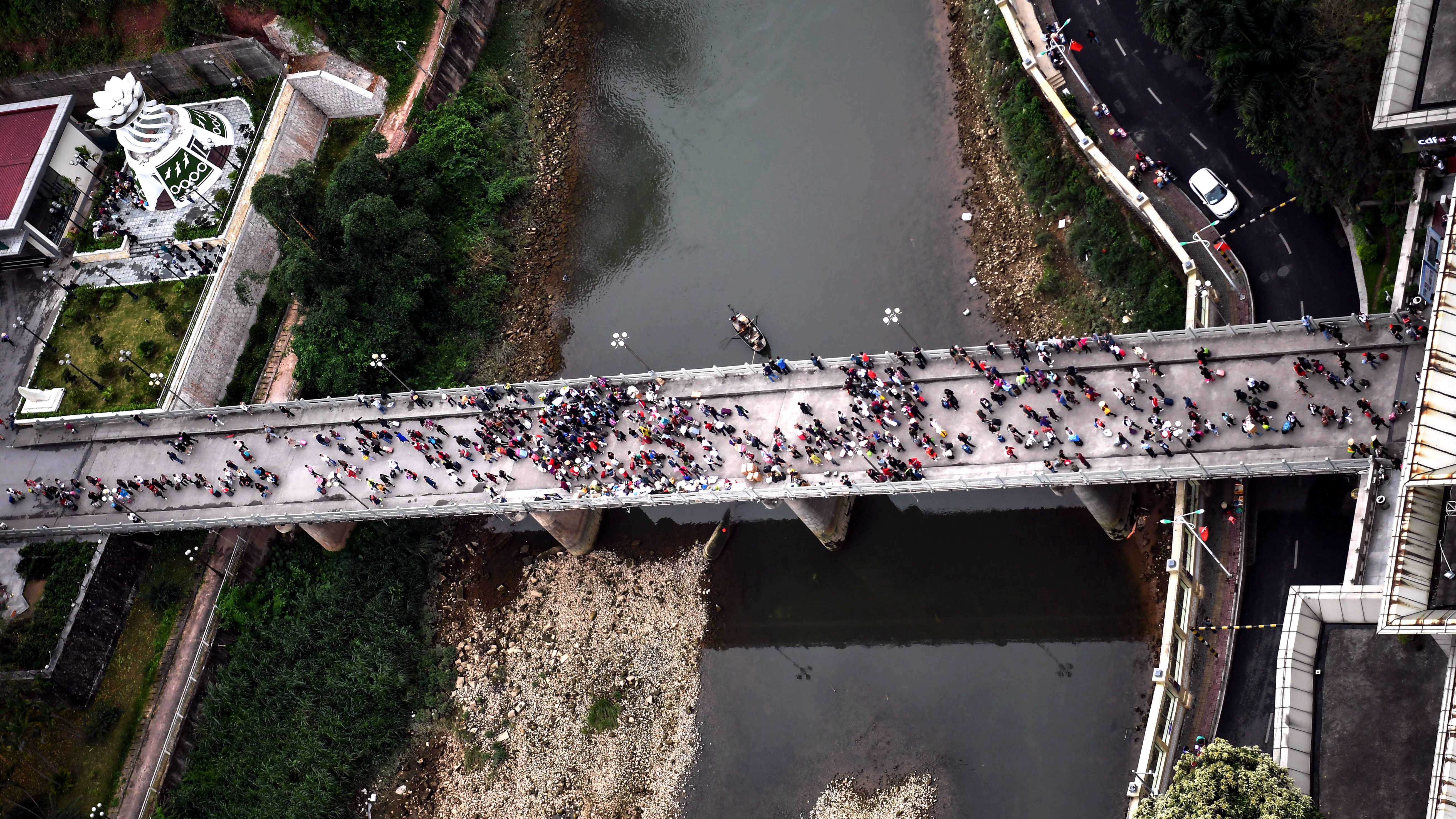 Cross-border commuters' tale of two cities-China Story