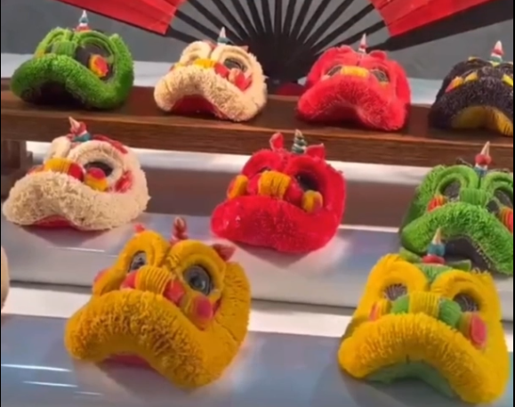 Chinese chef makes "Lion Head" pastry-China Story